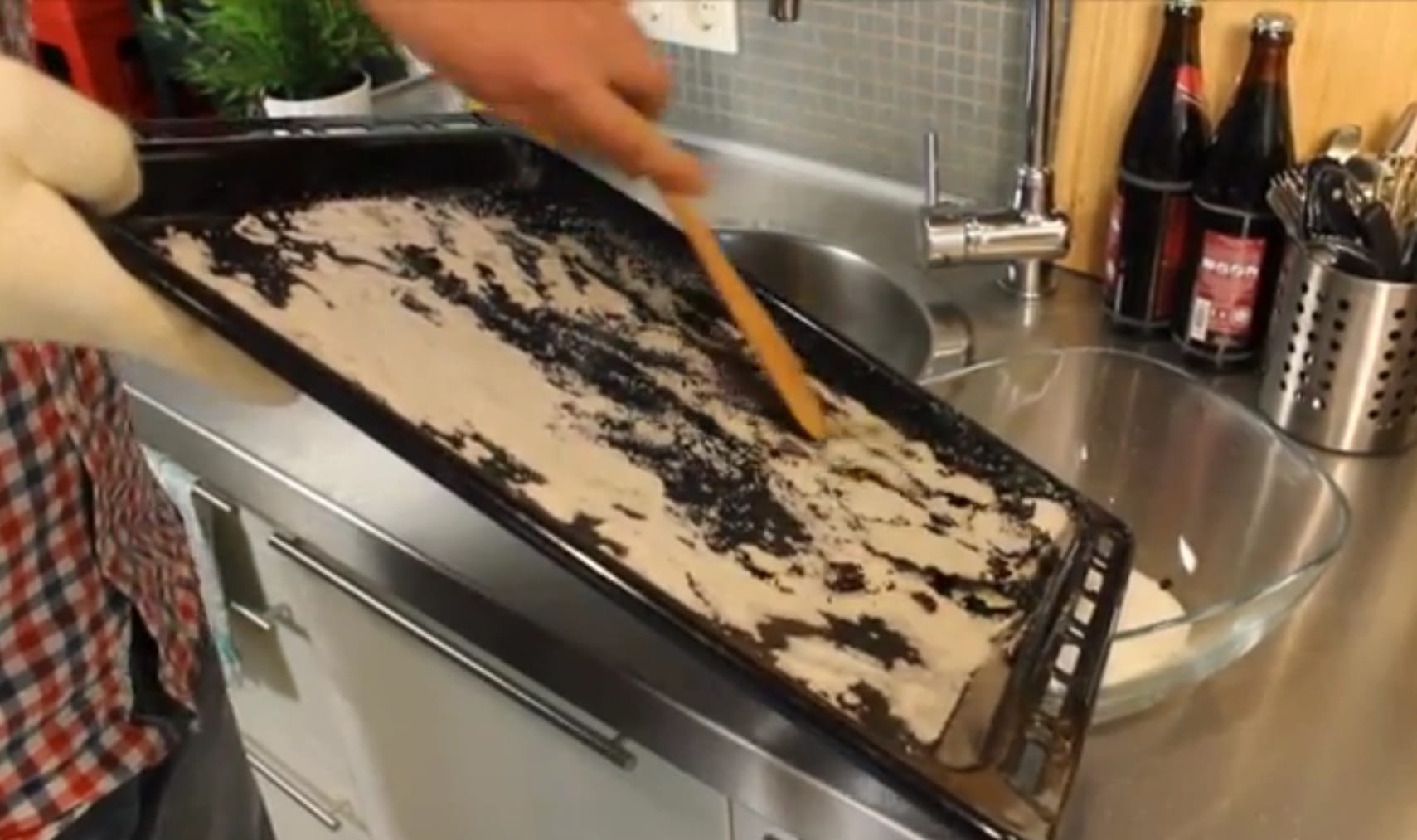 Cleaning a dirty baking sheet is super easy if you use this one simple ...