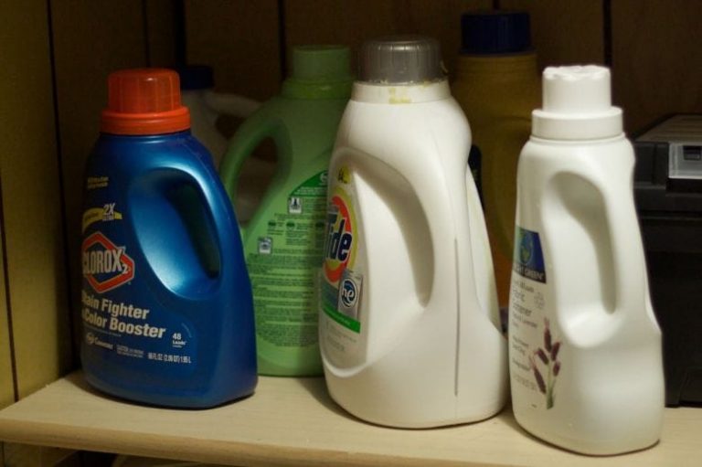 You should NEVER mix together these cleaning products! It's extremely ...