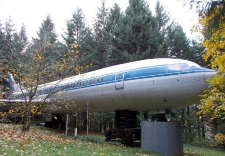 This man turned an airplane into his home and the inside looks pretty ...