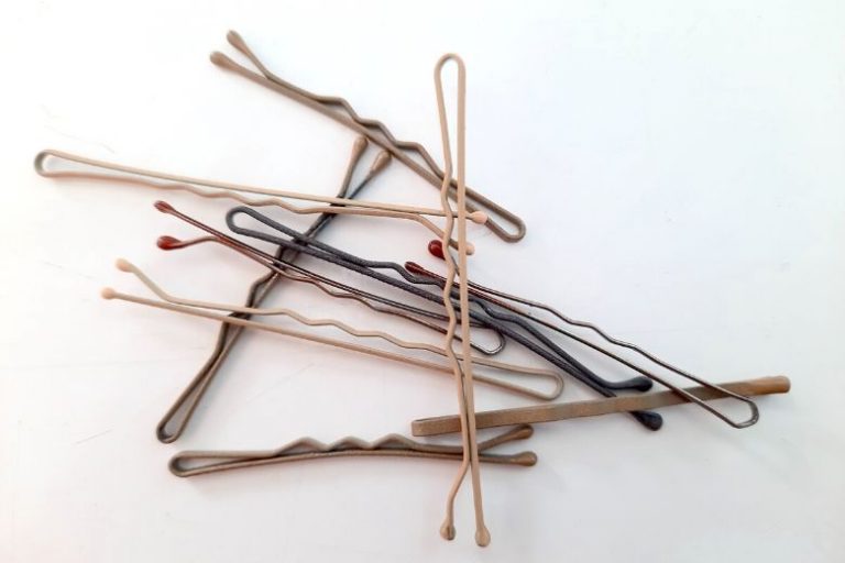 Lifehack: 5 ways to use a bobby pin at home