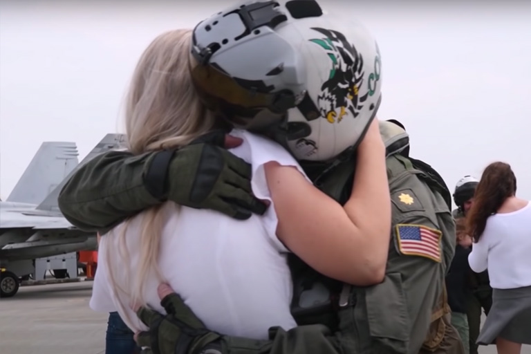 This fighter jet pilot was away for months, he freaks out when he sees ...